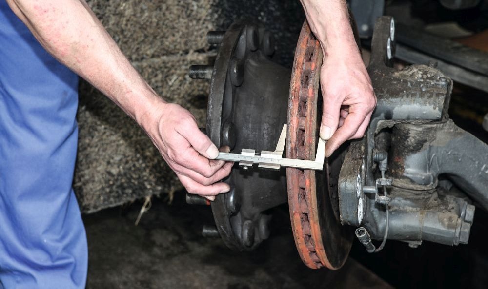 Bremsenservice an einem Lkw - Krafthand-Truck