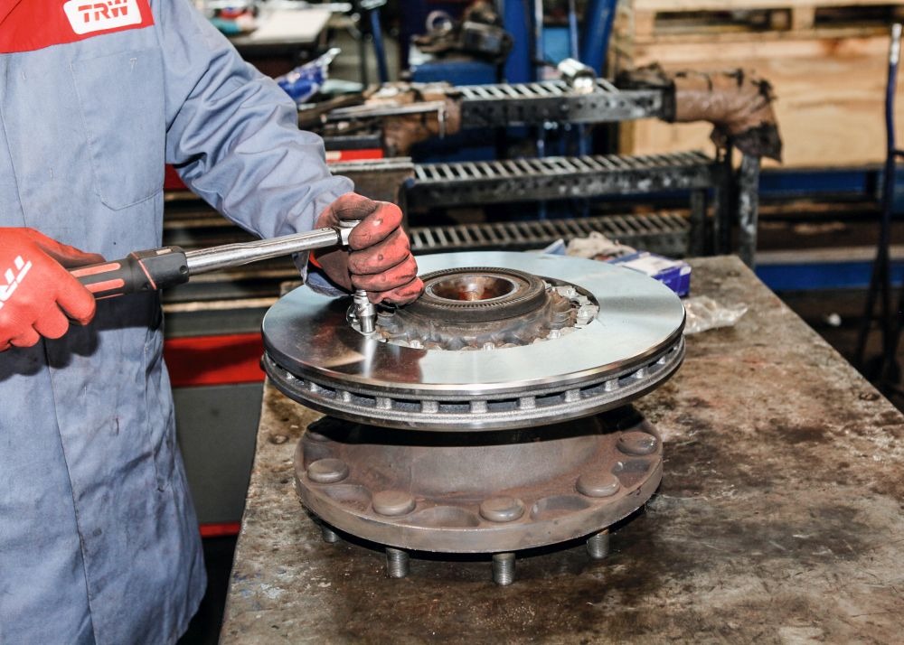 Bremsenservice an einem Lkw - Krafthand-Truck